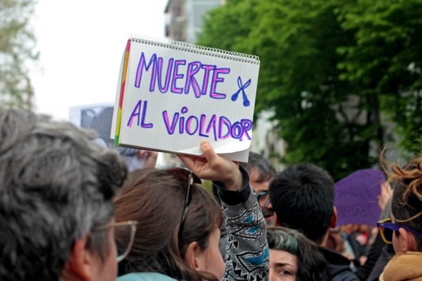 Policía Abusador En El Banquillo Y En Las Calles El Grito Por Justicia